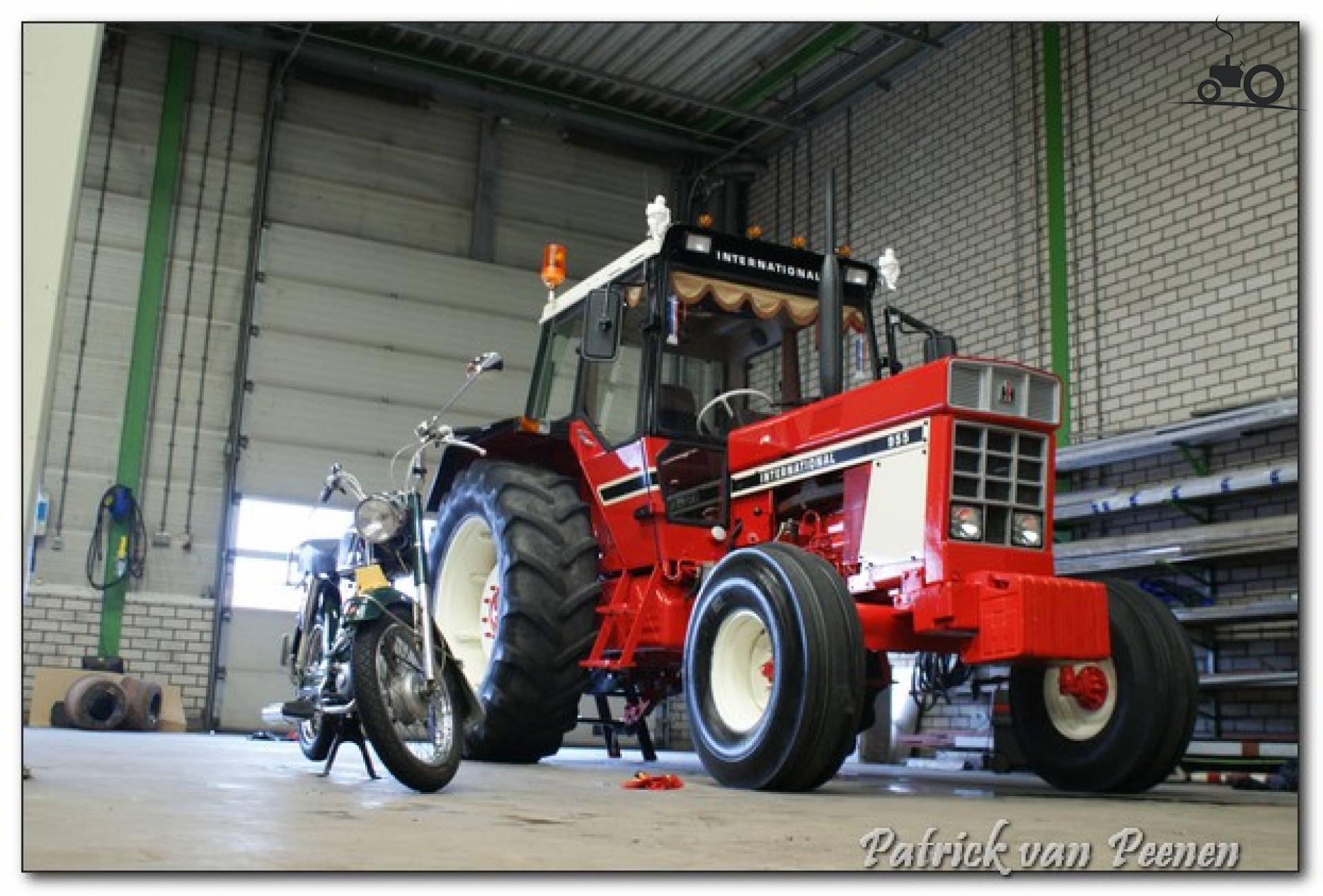 Foto International 955 van P.l Van Peenen, Grondverzetmachines.