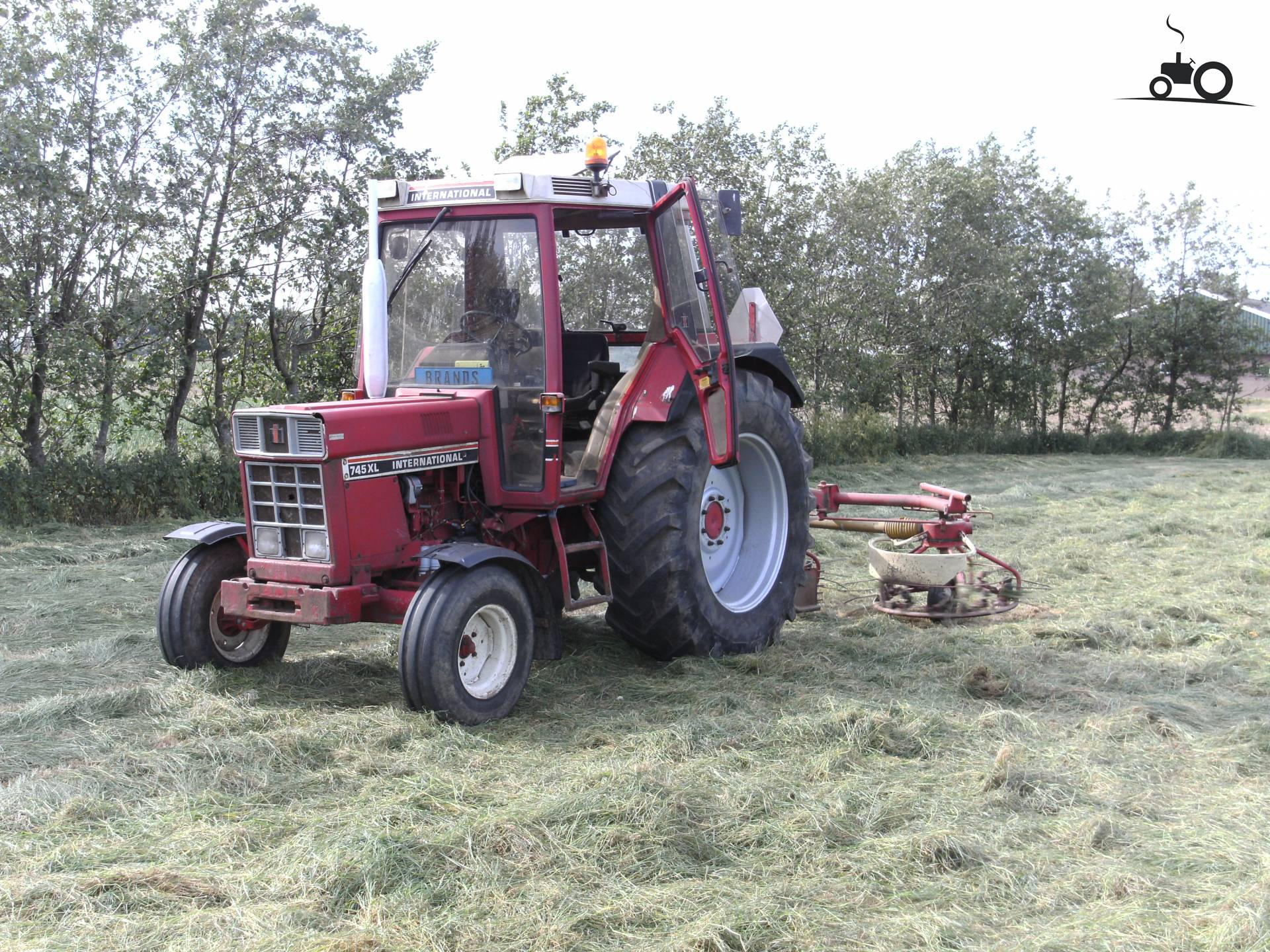 International 745 XL