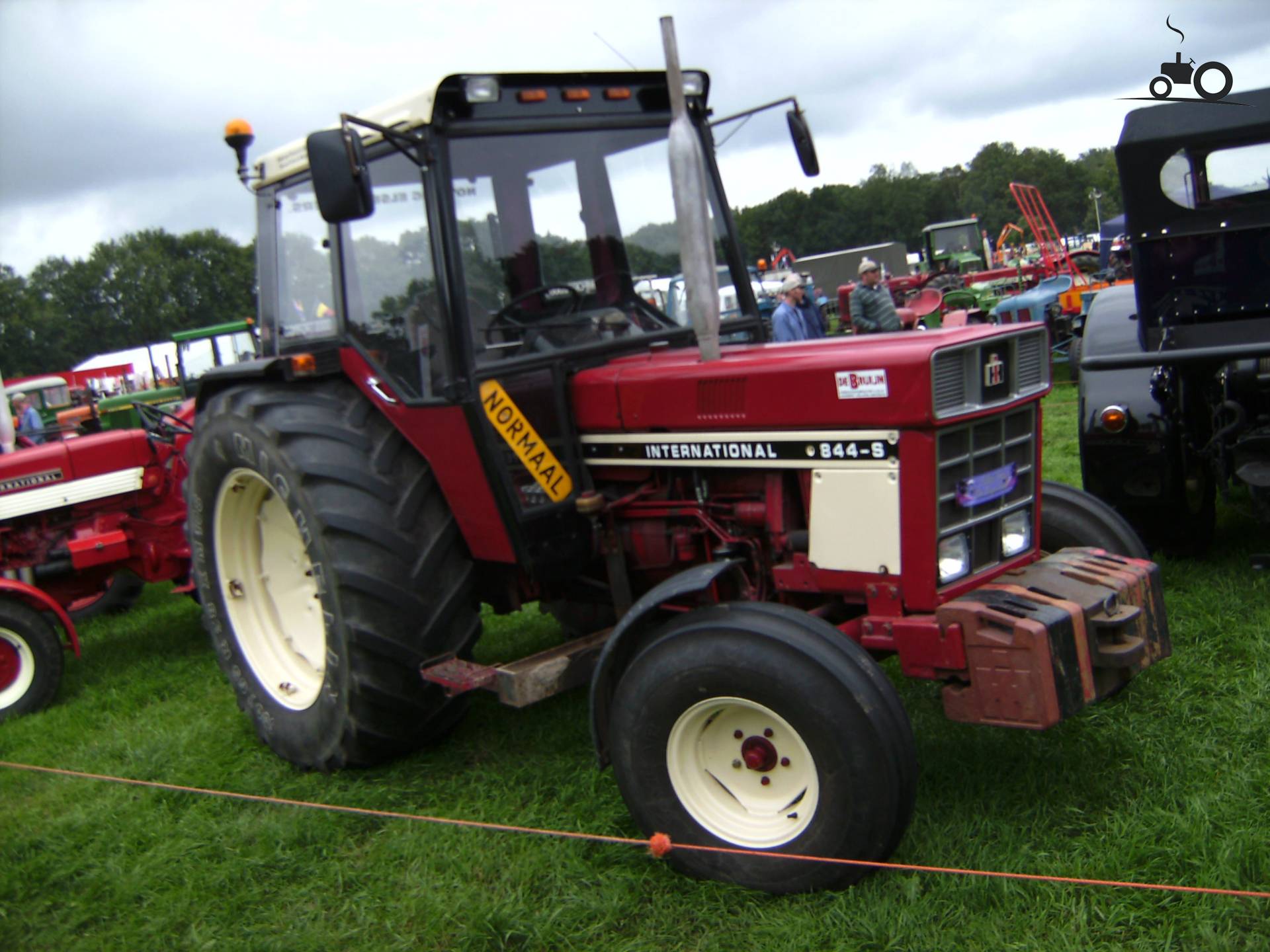 Foto International 844 S #520504