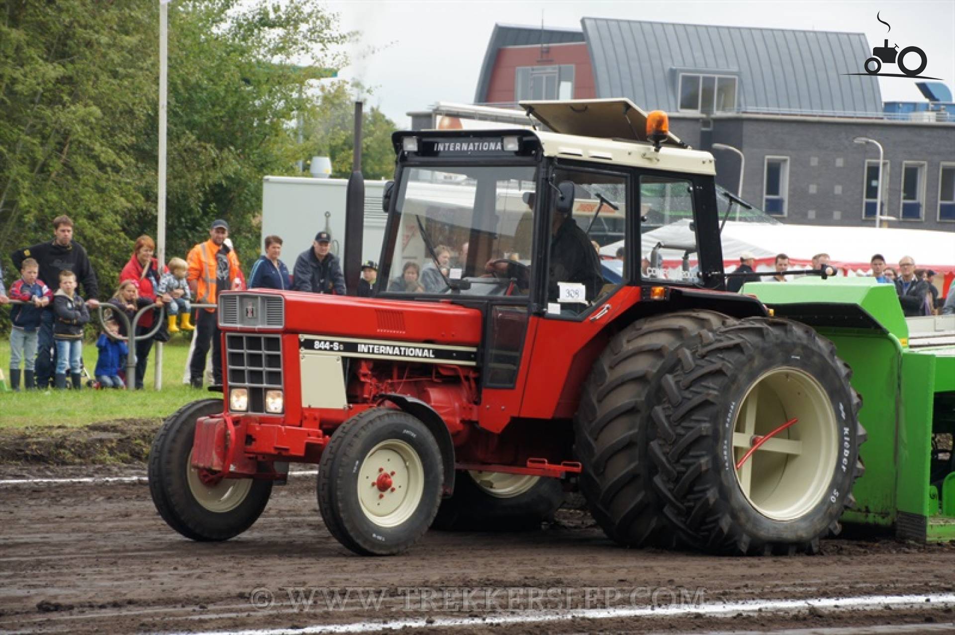 Foto International 844 S #868017