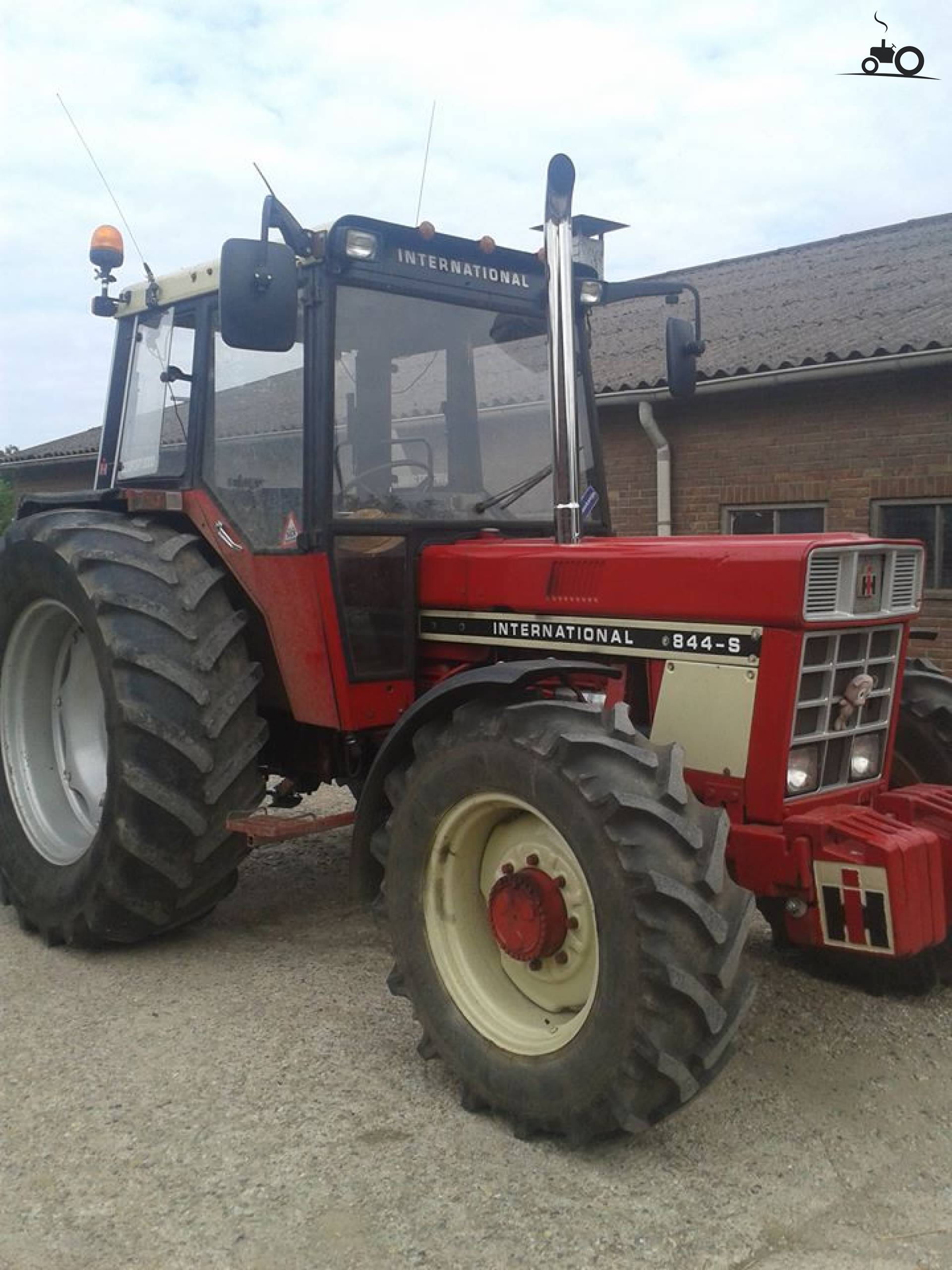 Foto International 844 S #871229