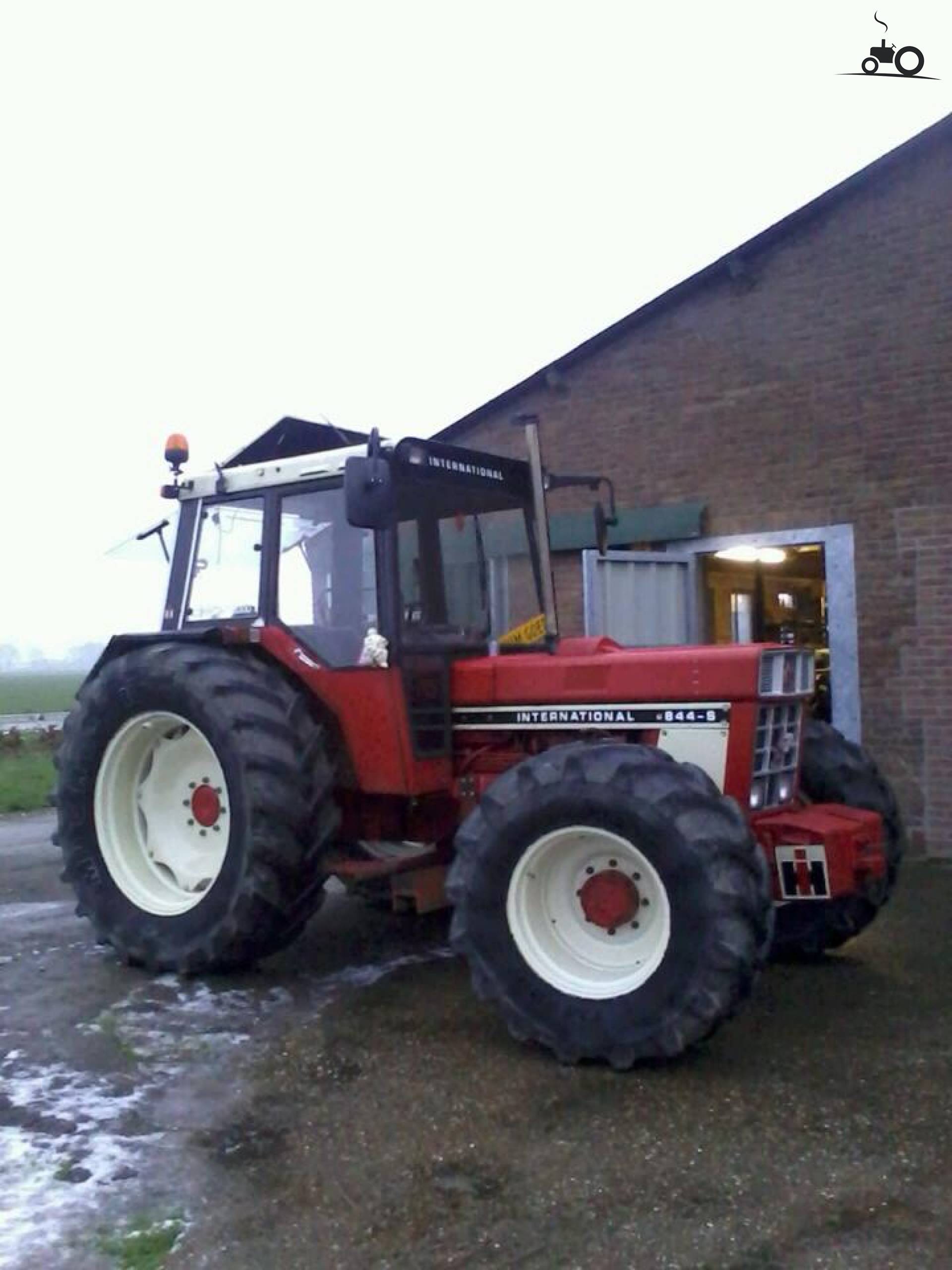 Foto International 844 S #894204