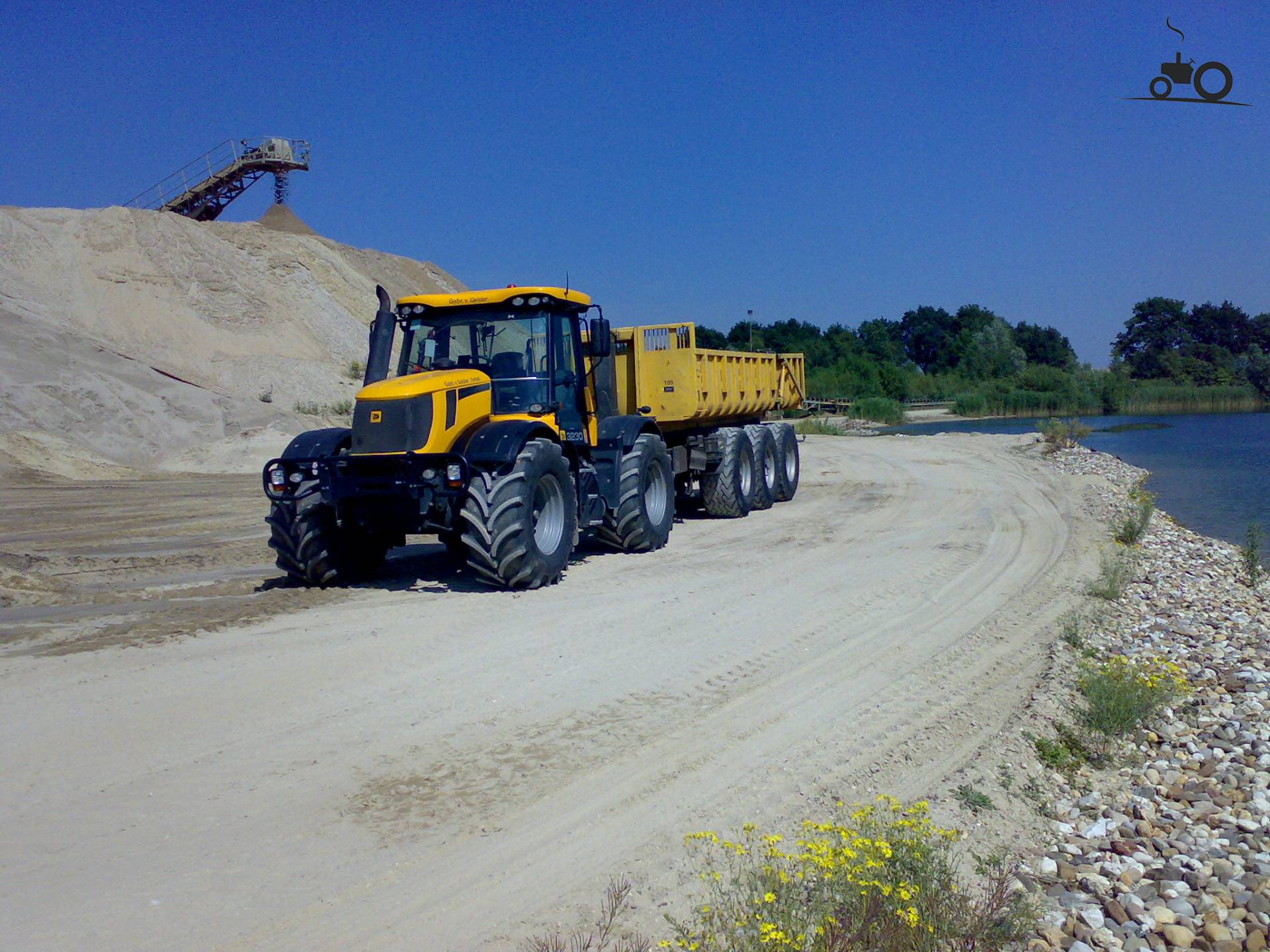 Foto JCB Fastrac 3230 van Loonbedrijf Gebr. Van Gelder Oeffelt