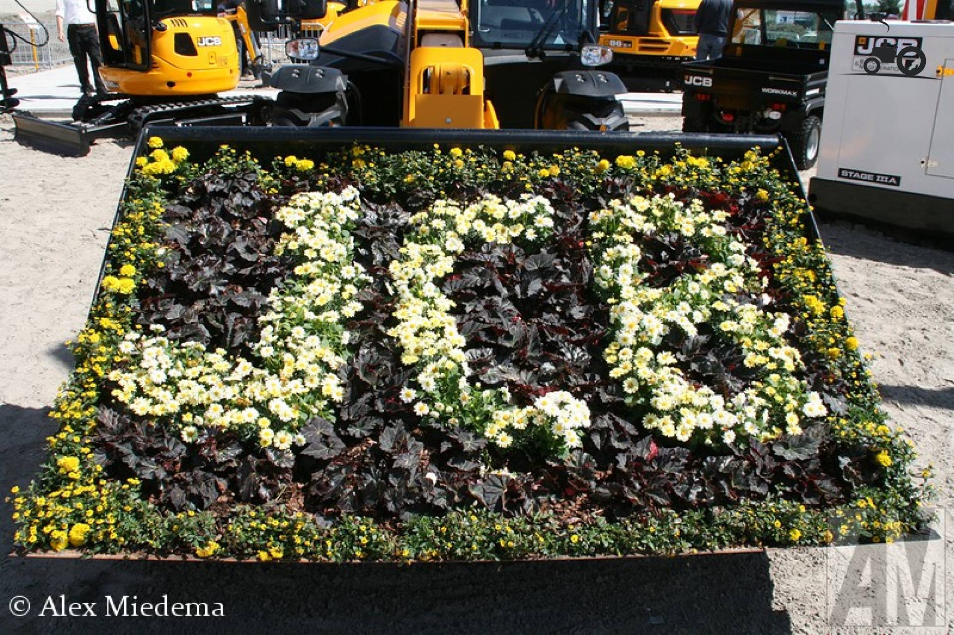 JCB Logo Fanclub - Specificaties, Foto's, Reviews & Forum