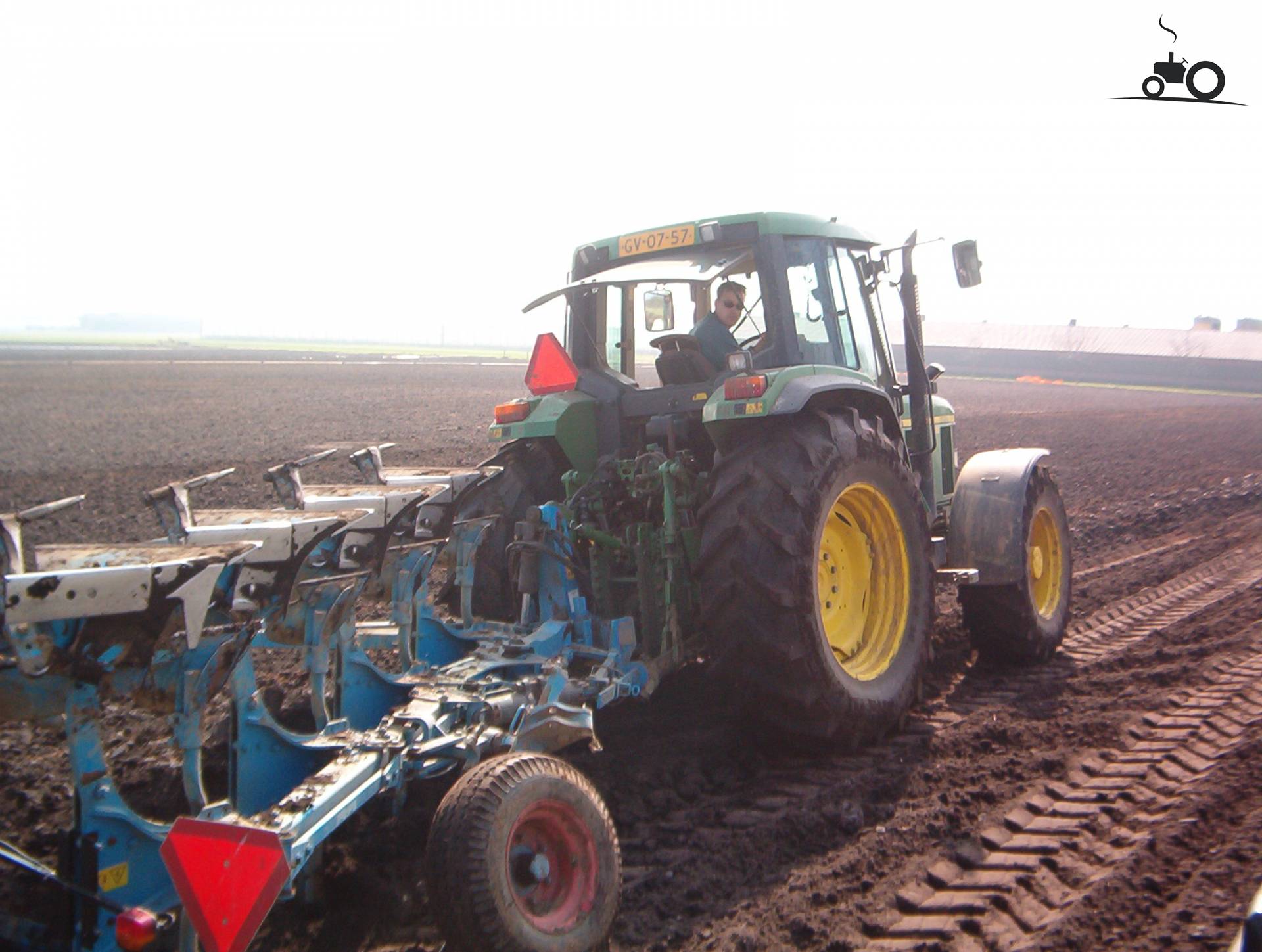 John Deere 6810