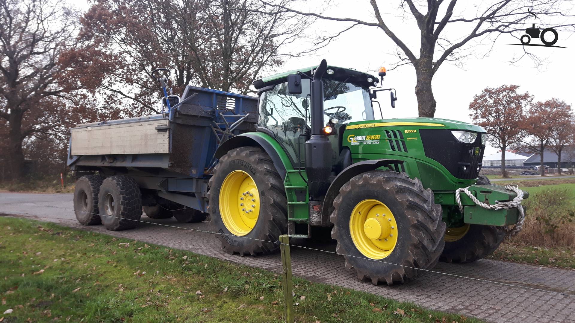 Foto John Deere 6215R van Groot Zevert