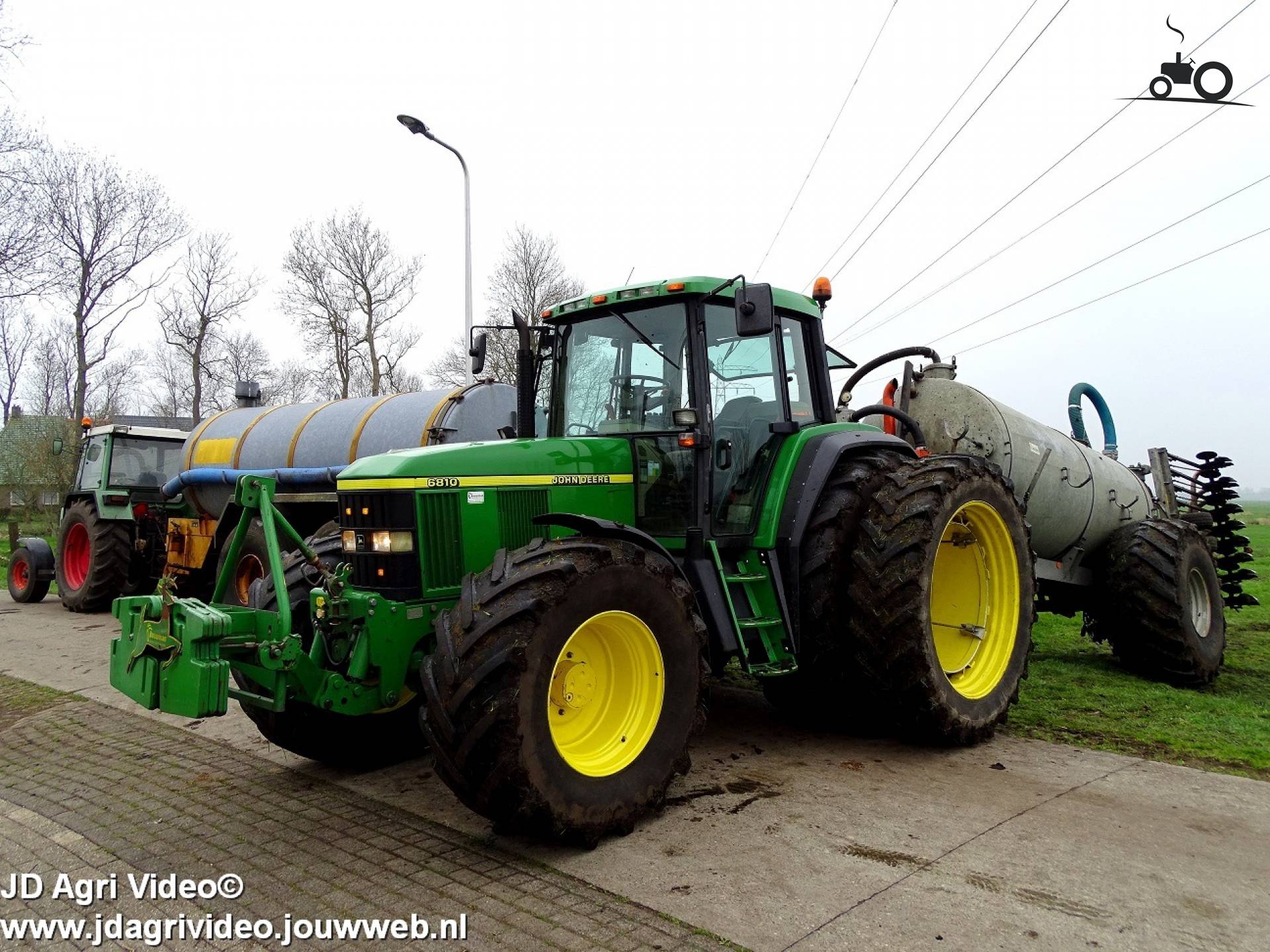 John Deere 6810