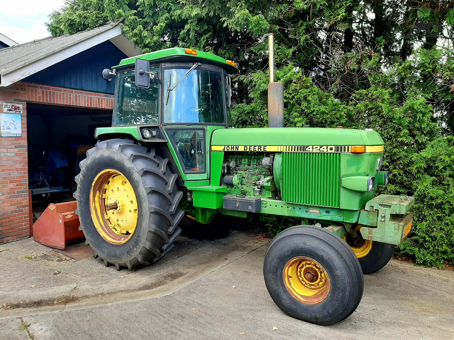 John Deere 4240