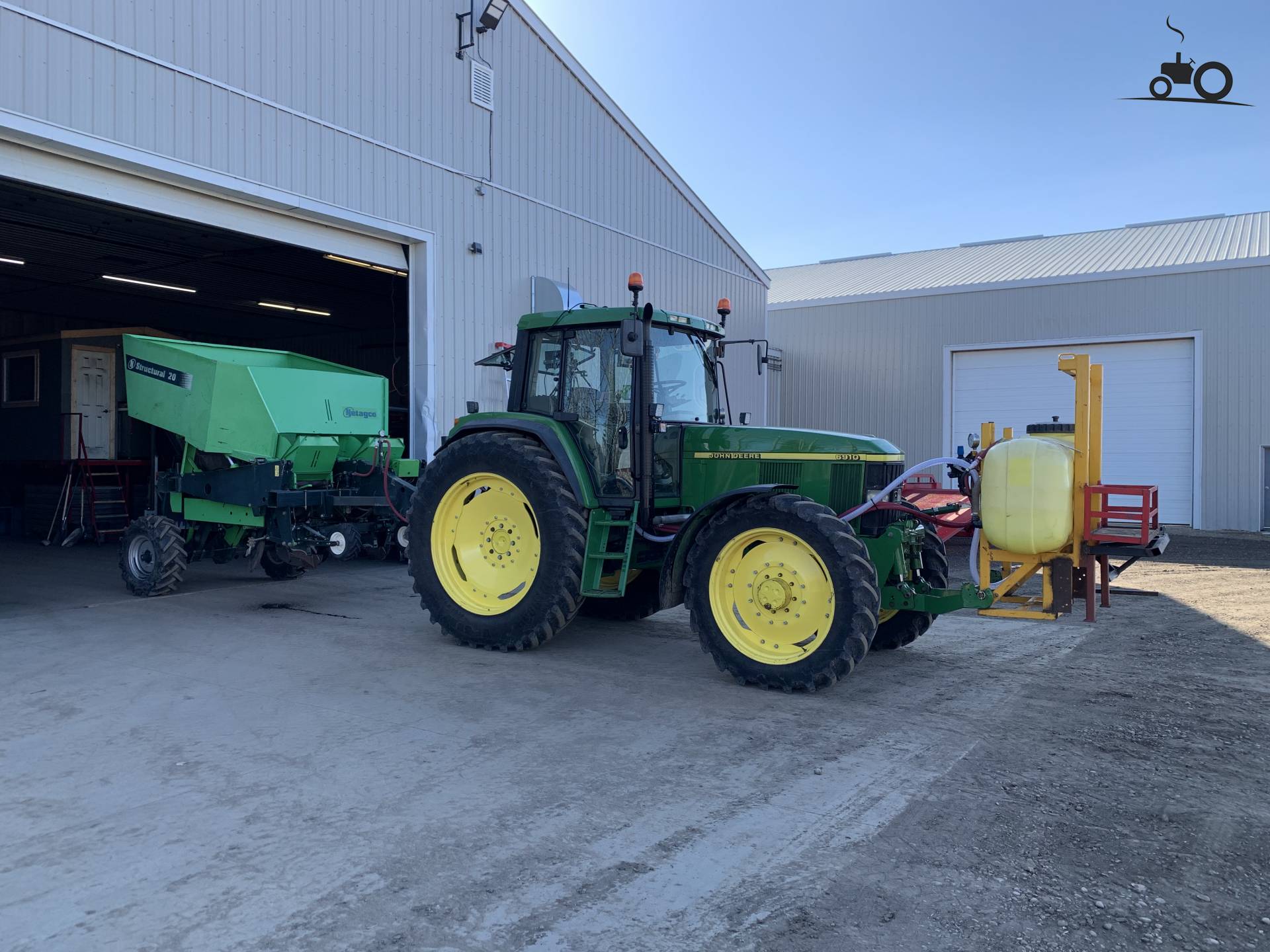 John Deere 6810