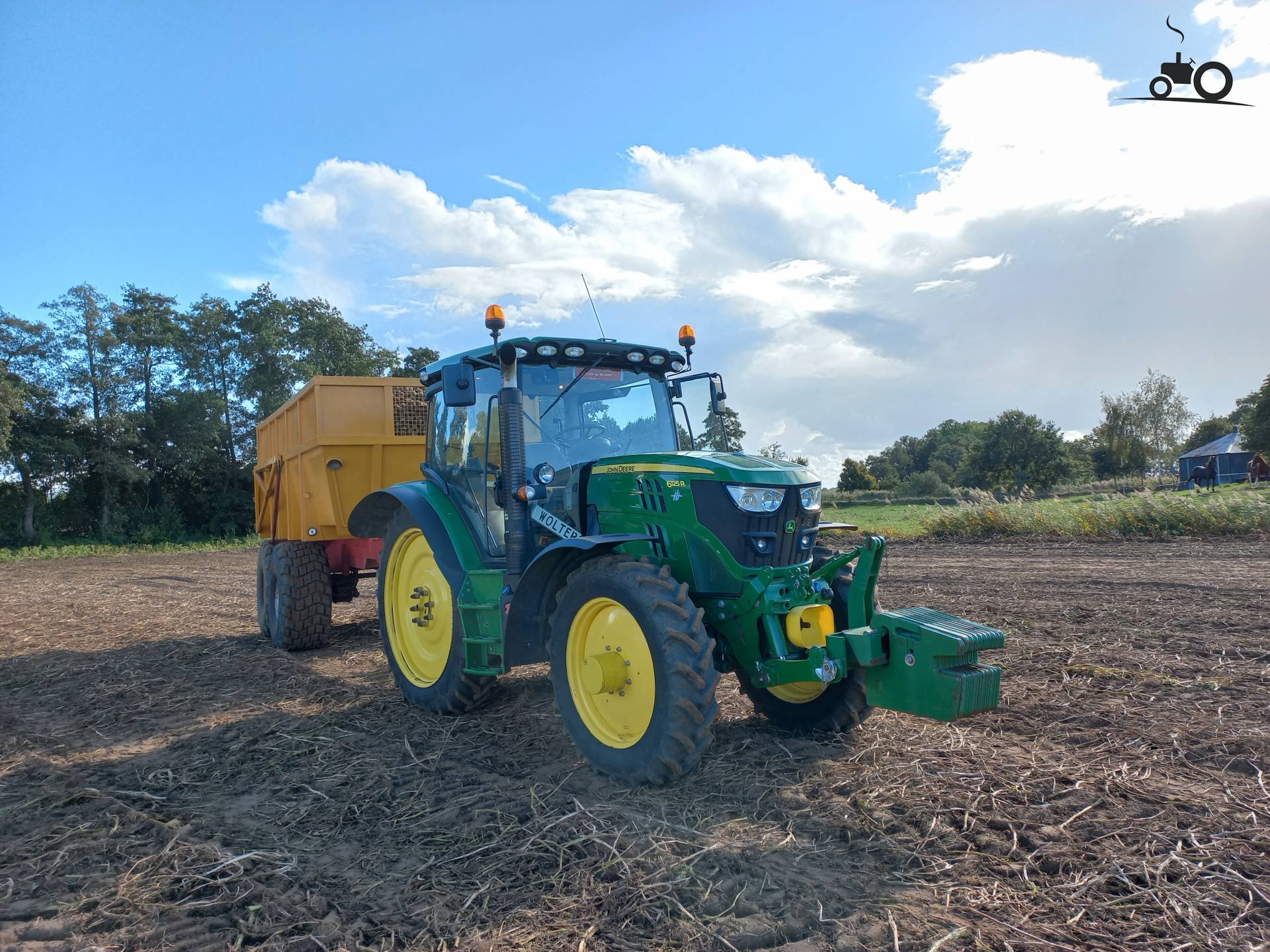 John deere 6125r in de aardappels