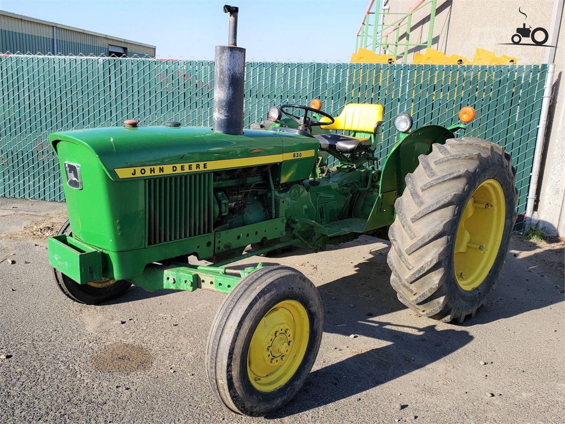 John Deere 830