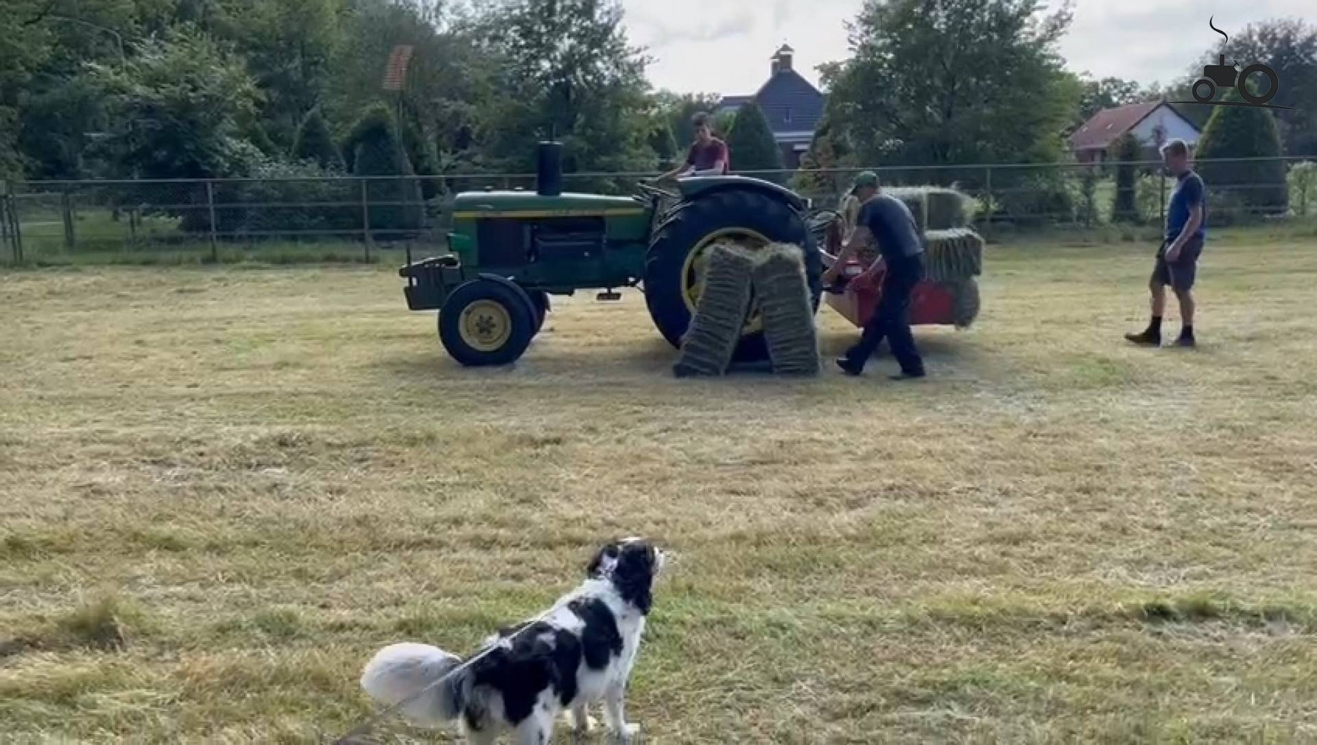Met de John deere 2030 de pakjes naar binnen rijden