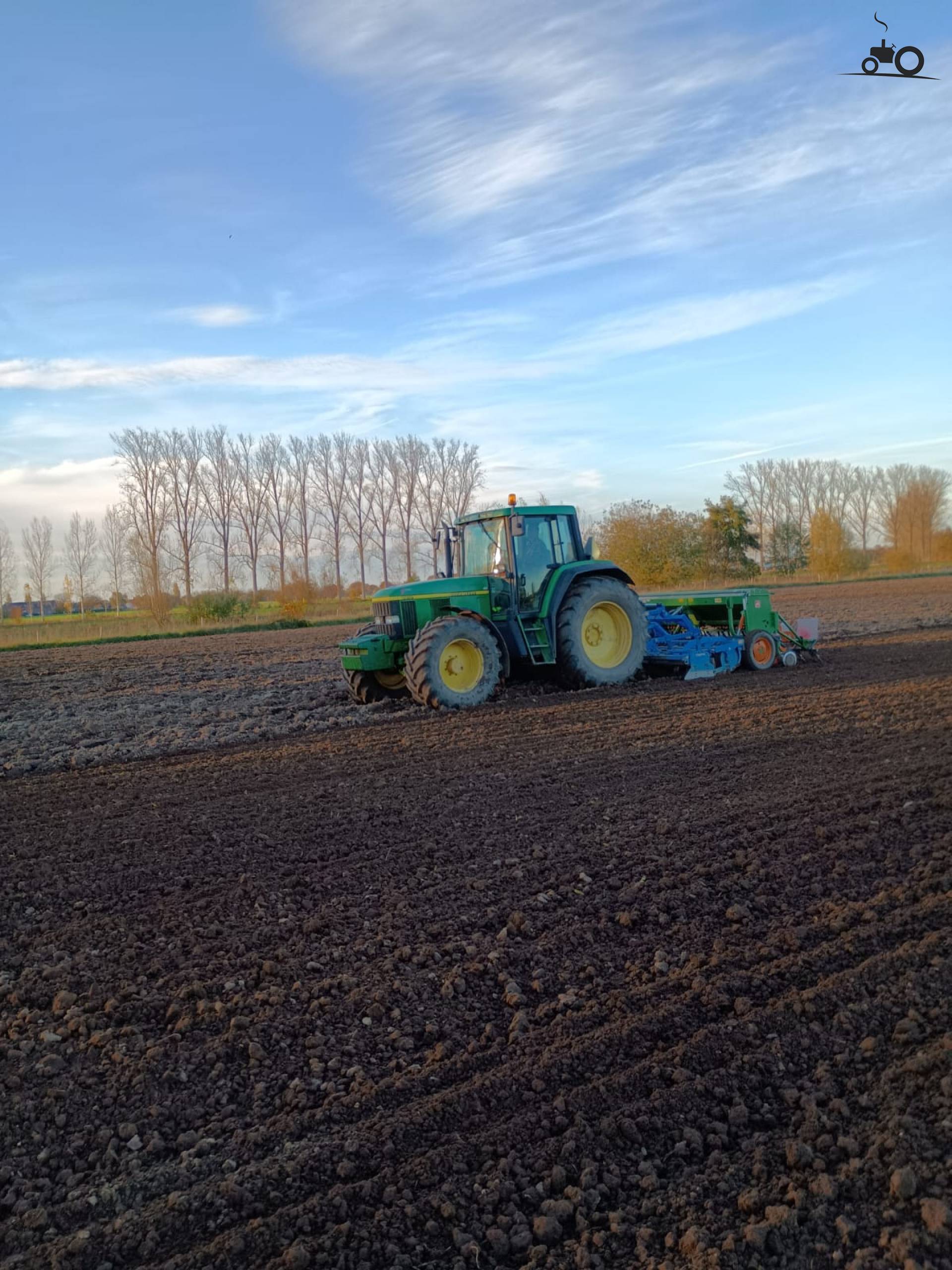 John Deere 6810