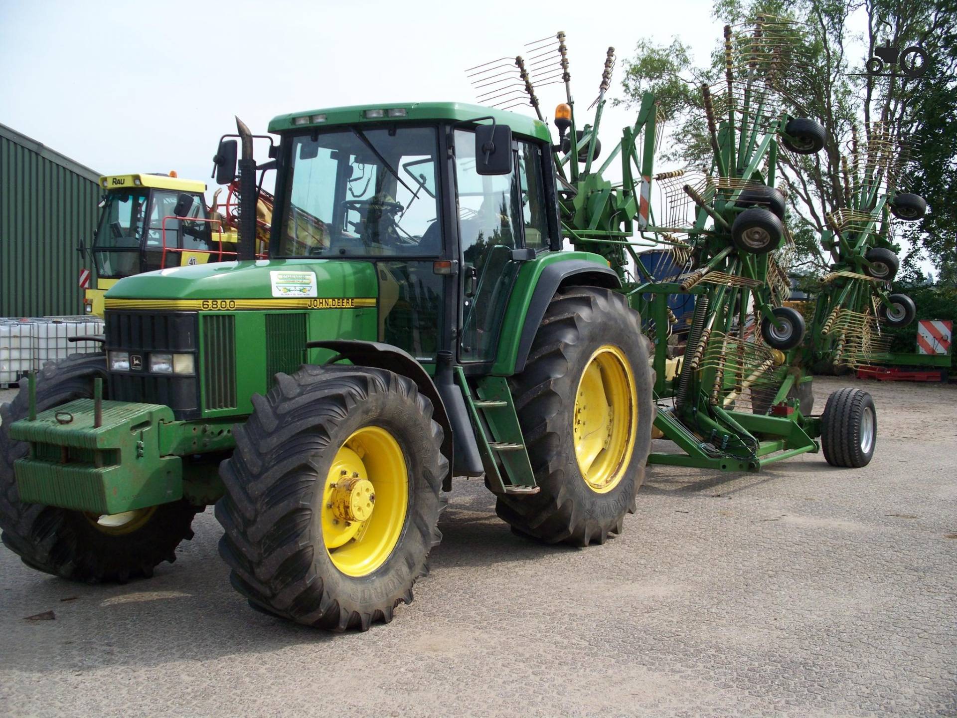 John Deere 6800