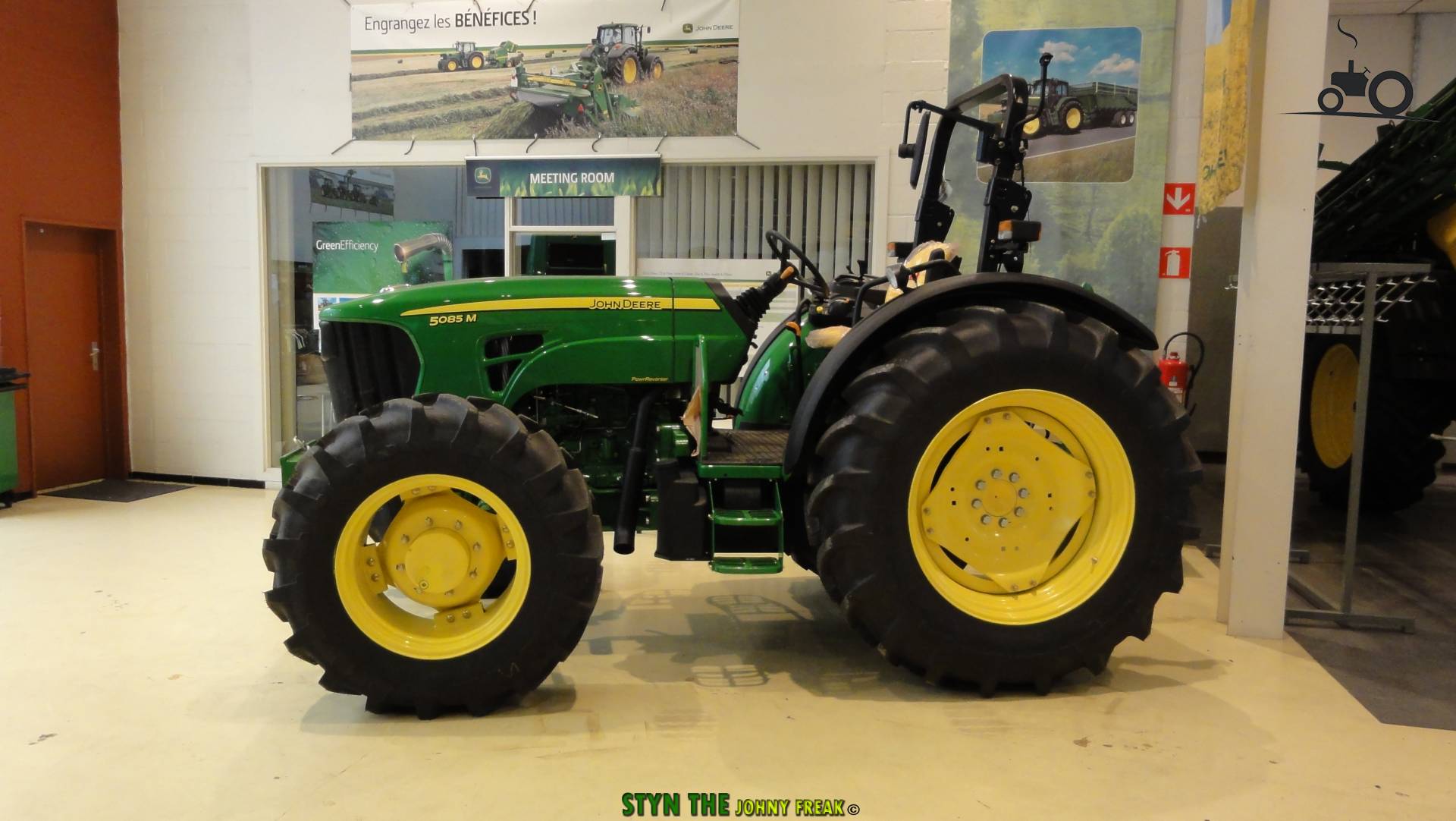 John Deere 5085M
