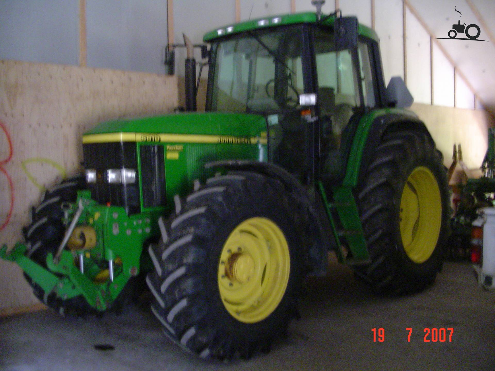 John Deere 6810