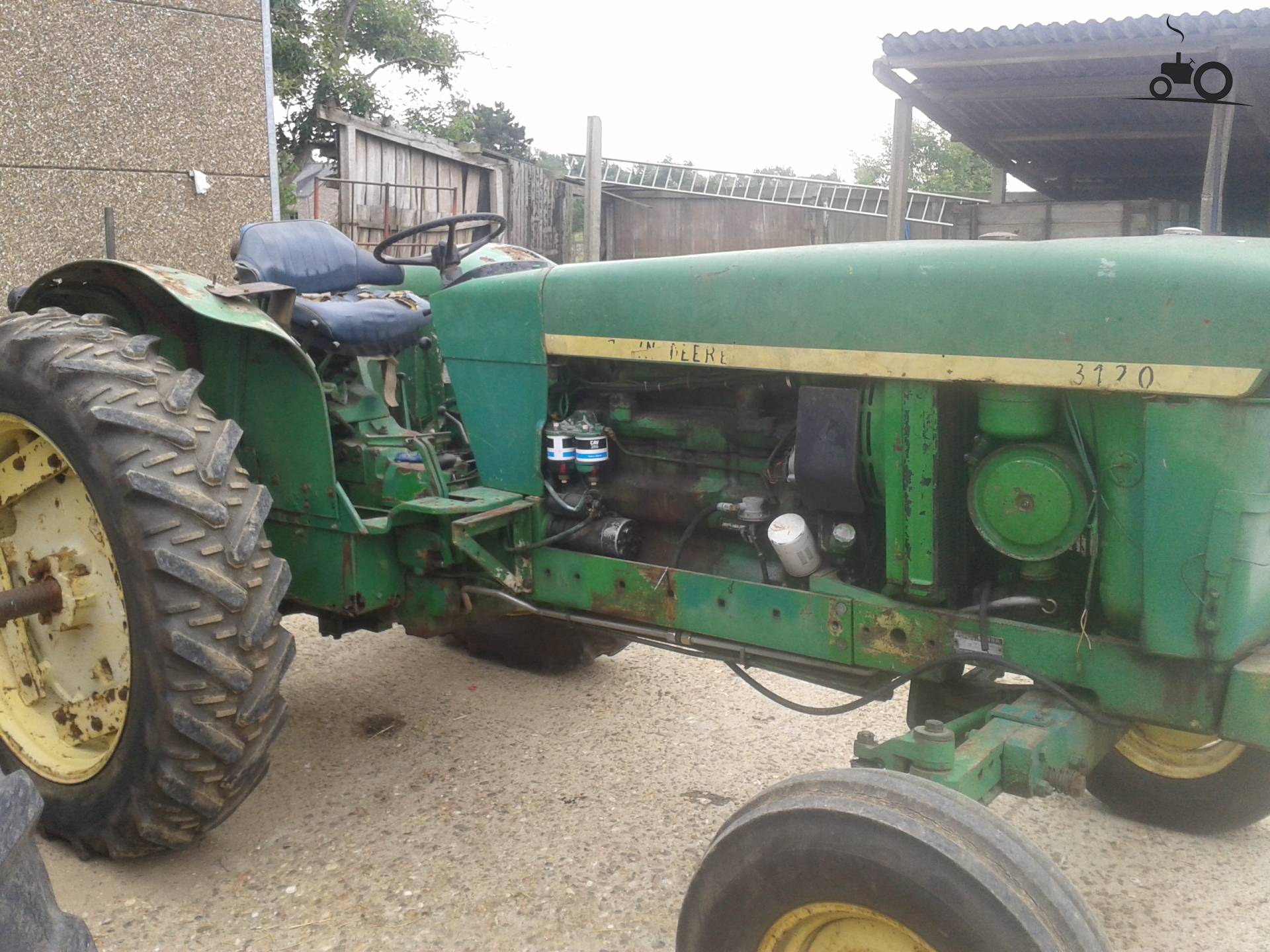 John Deere 3120