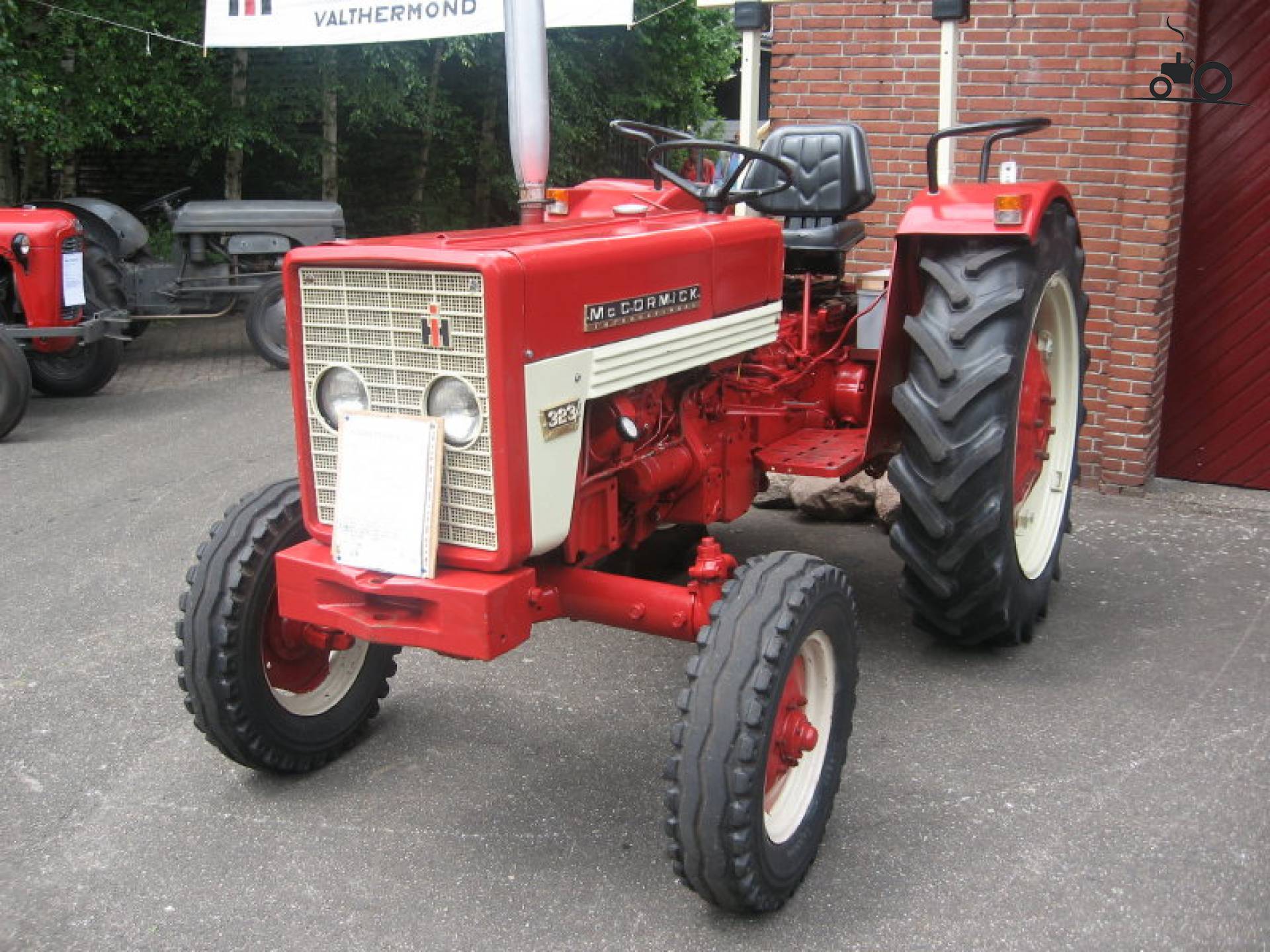 Ih Mccormick 323: Tracteur Ih 323 Fiche Technique – VRIMCA