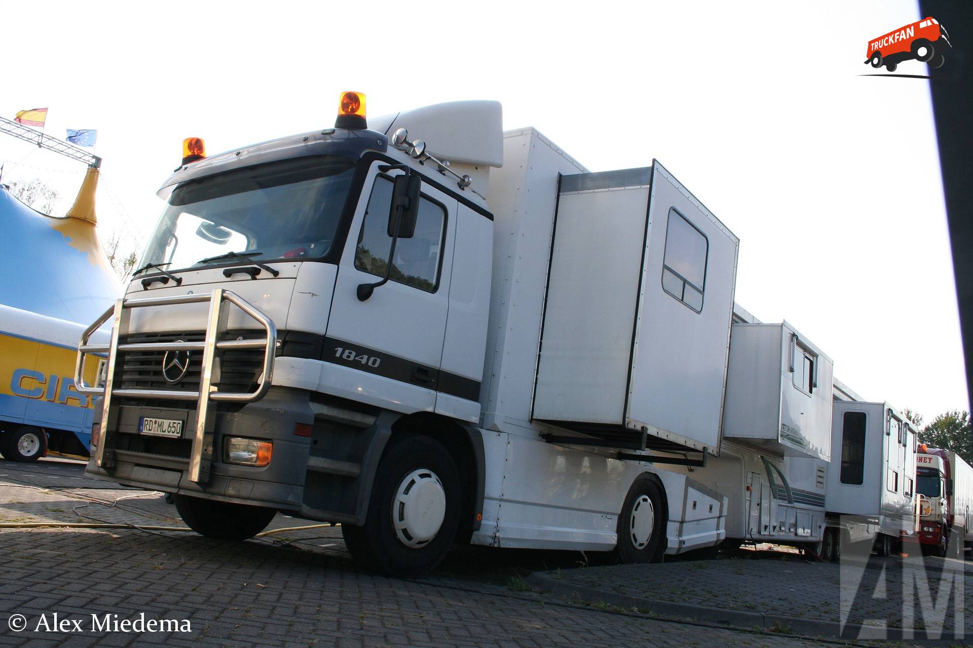 Foto Mercedes-Benz Actros MP1 van Circus Belly Wien