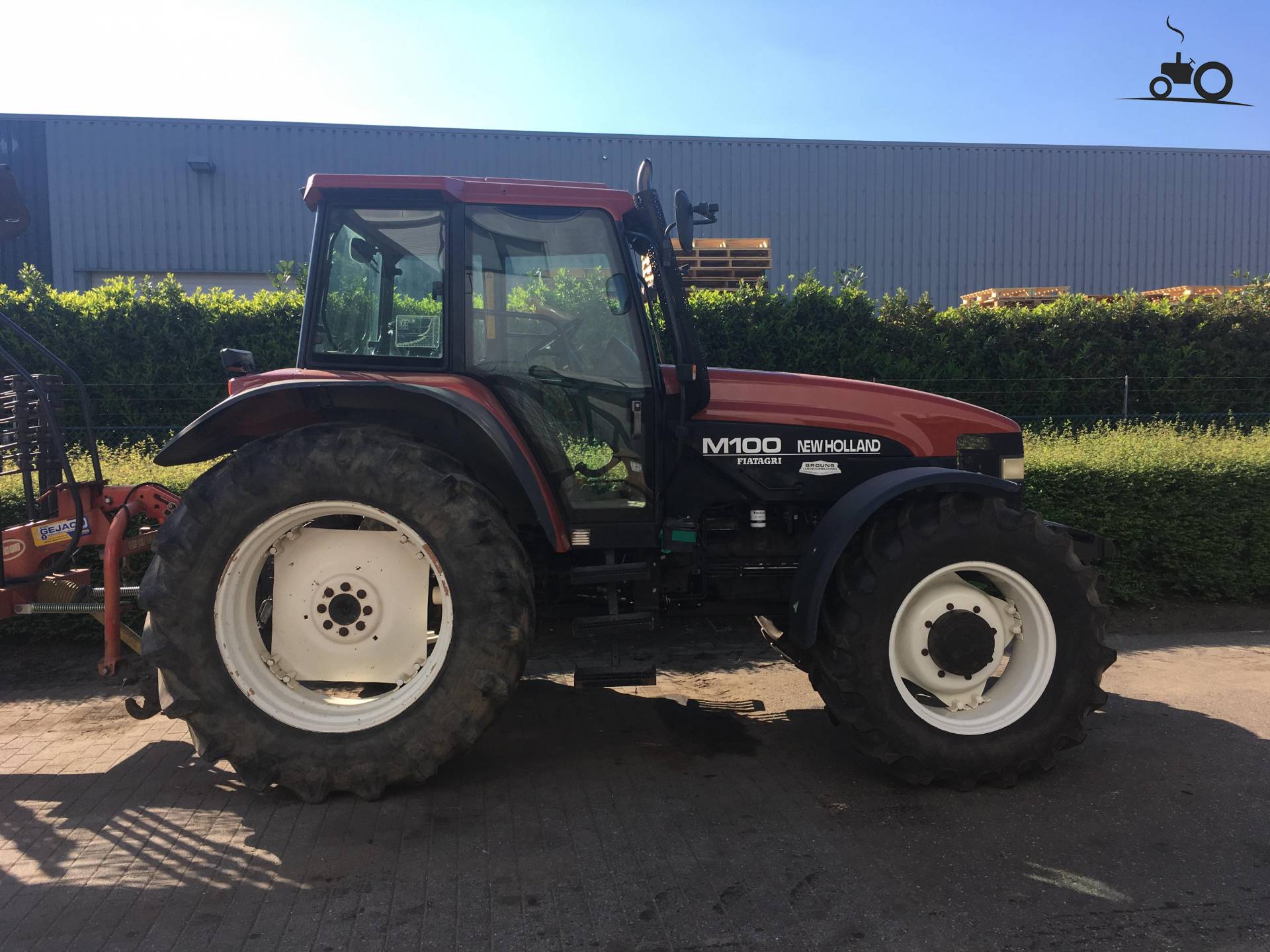 Foto New Holland M 100 #1230072
