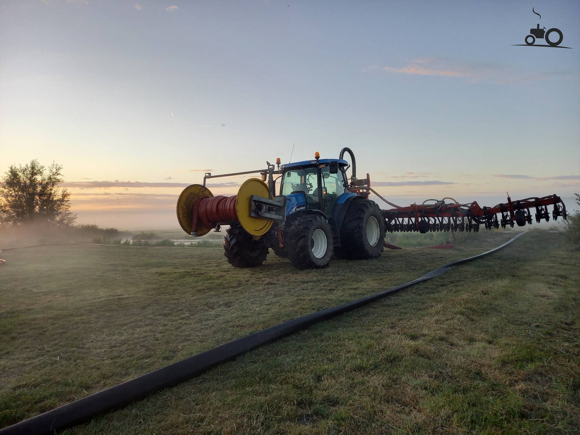 Foto New Holland TS 110 A van Loon- en Aannemingsbedrijf D Van De Dool.