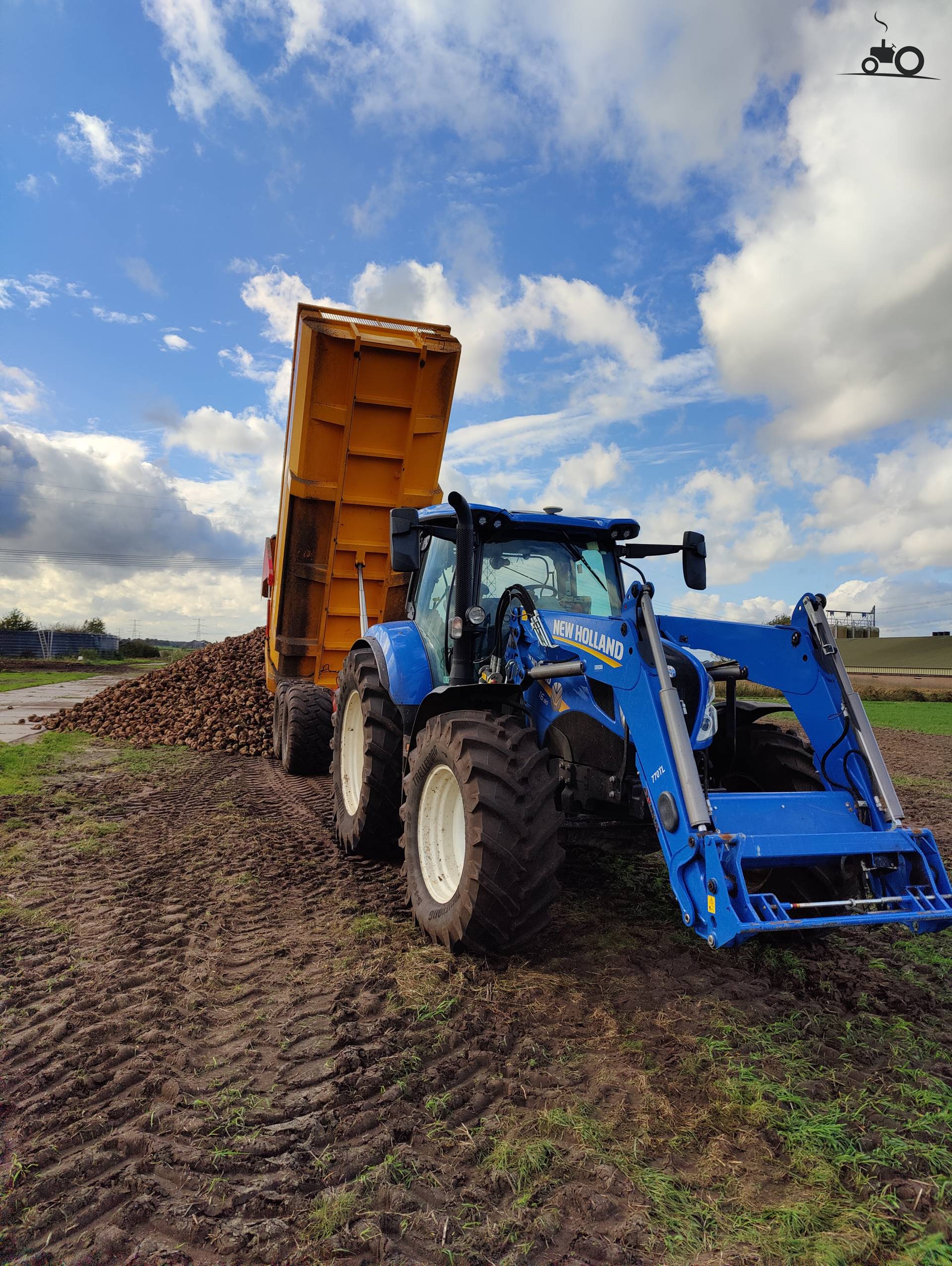 New Holland T6.180 aan het bieten rijden