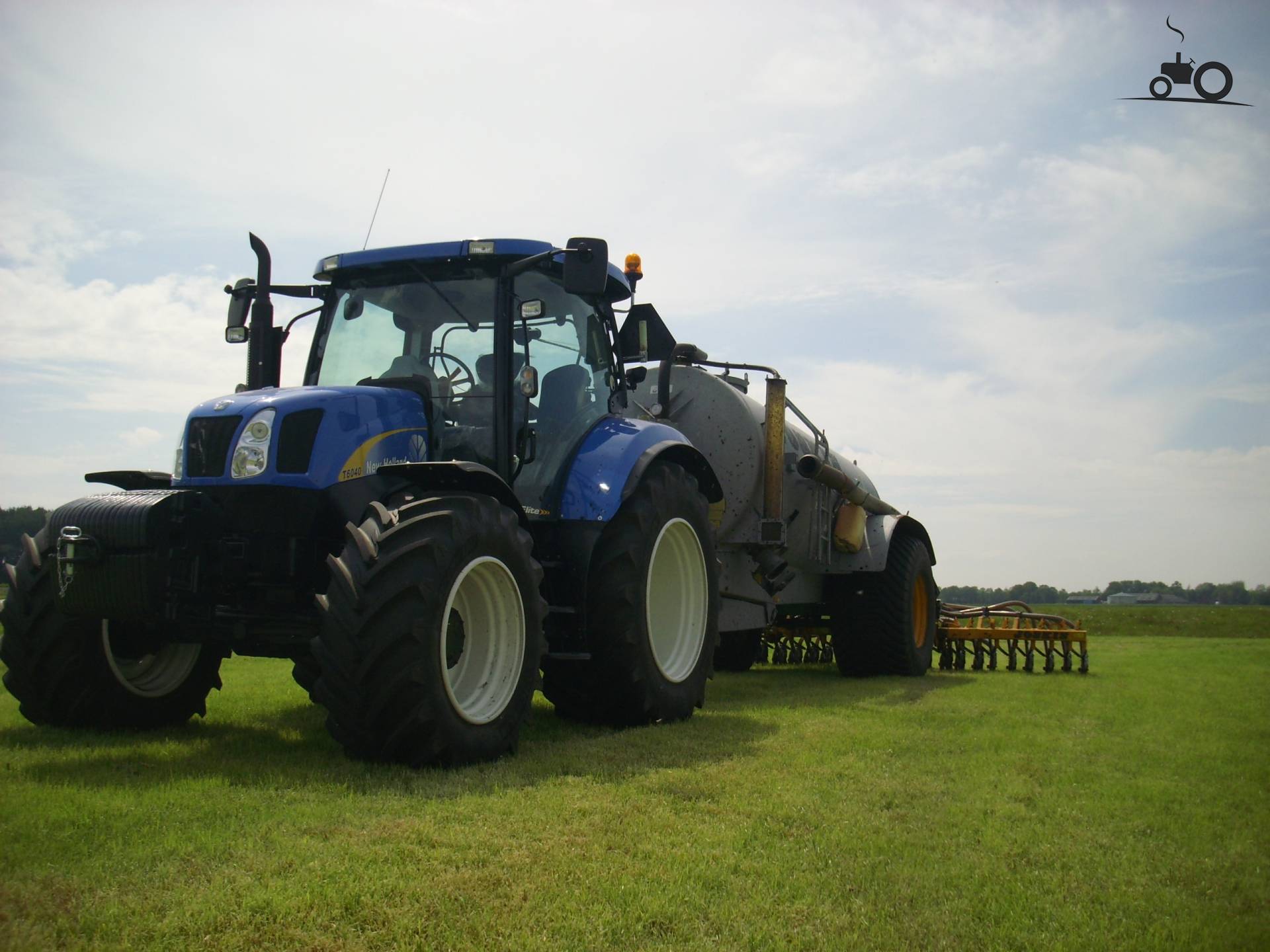 Foto New Holland T 6040 #362380