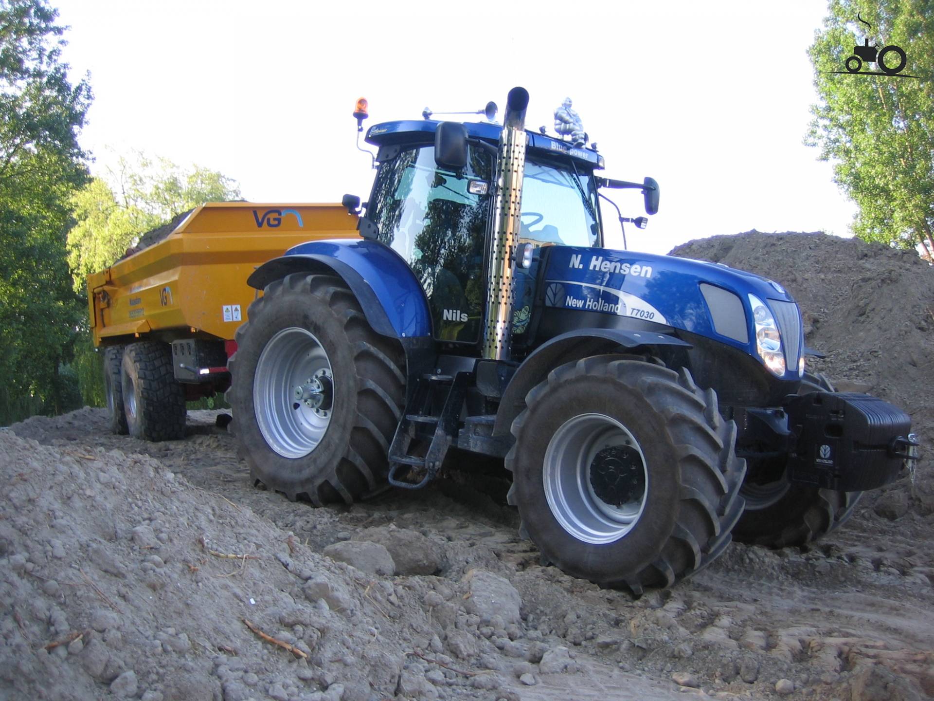 Foto New Holland T 7030 #373594