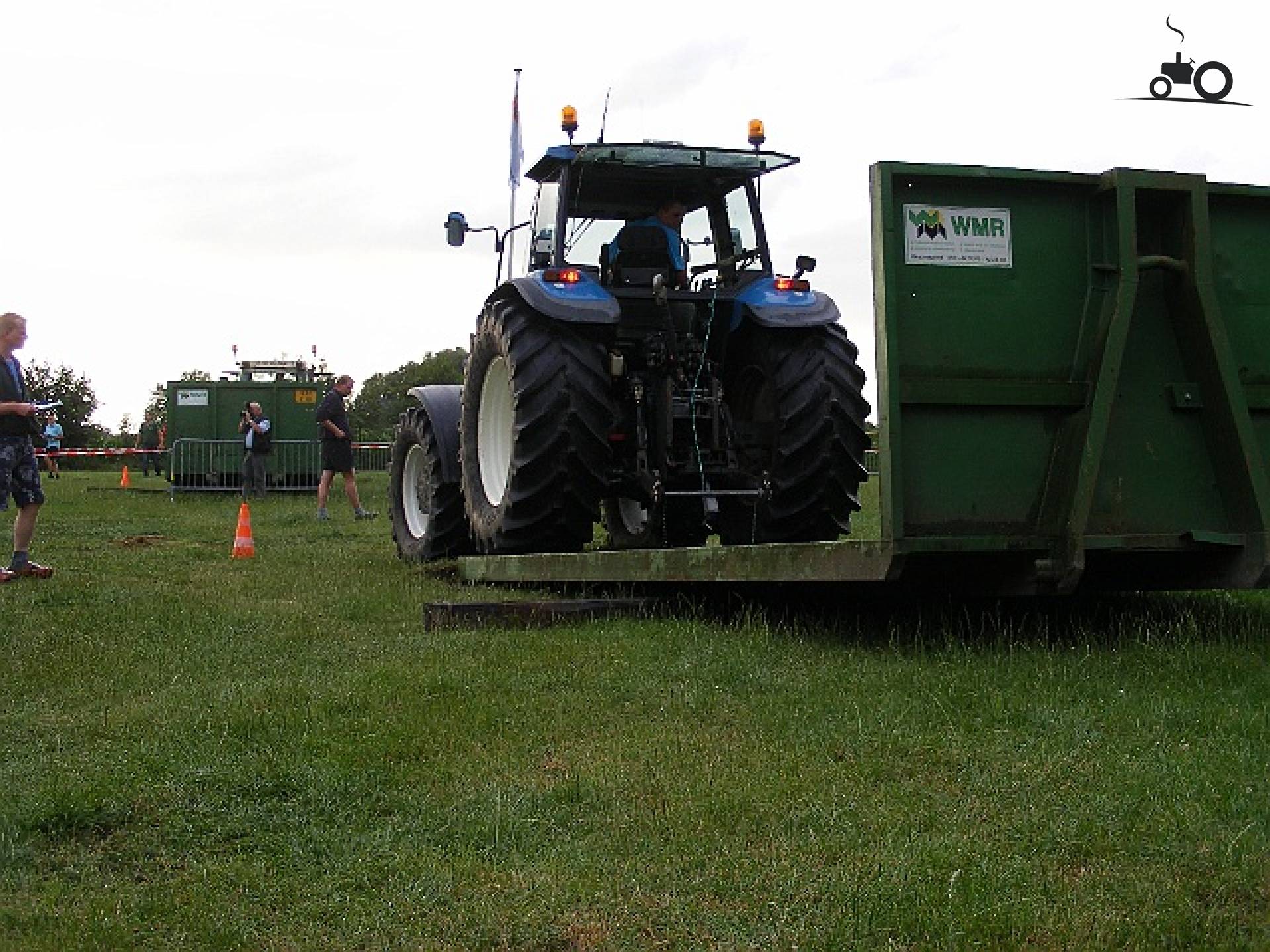 Foto New Holland 8560 van Loonbedrijf D.van Der Beek