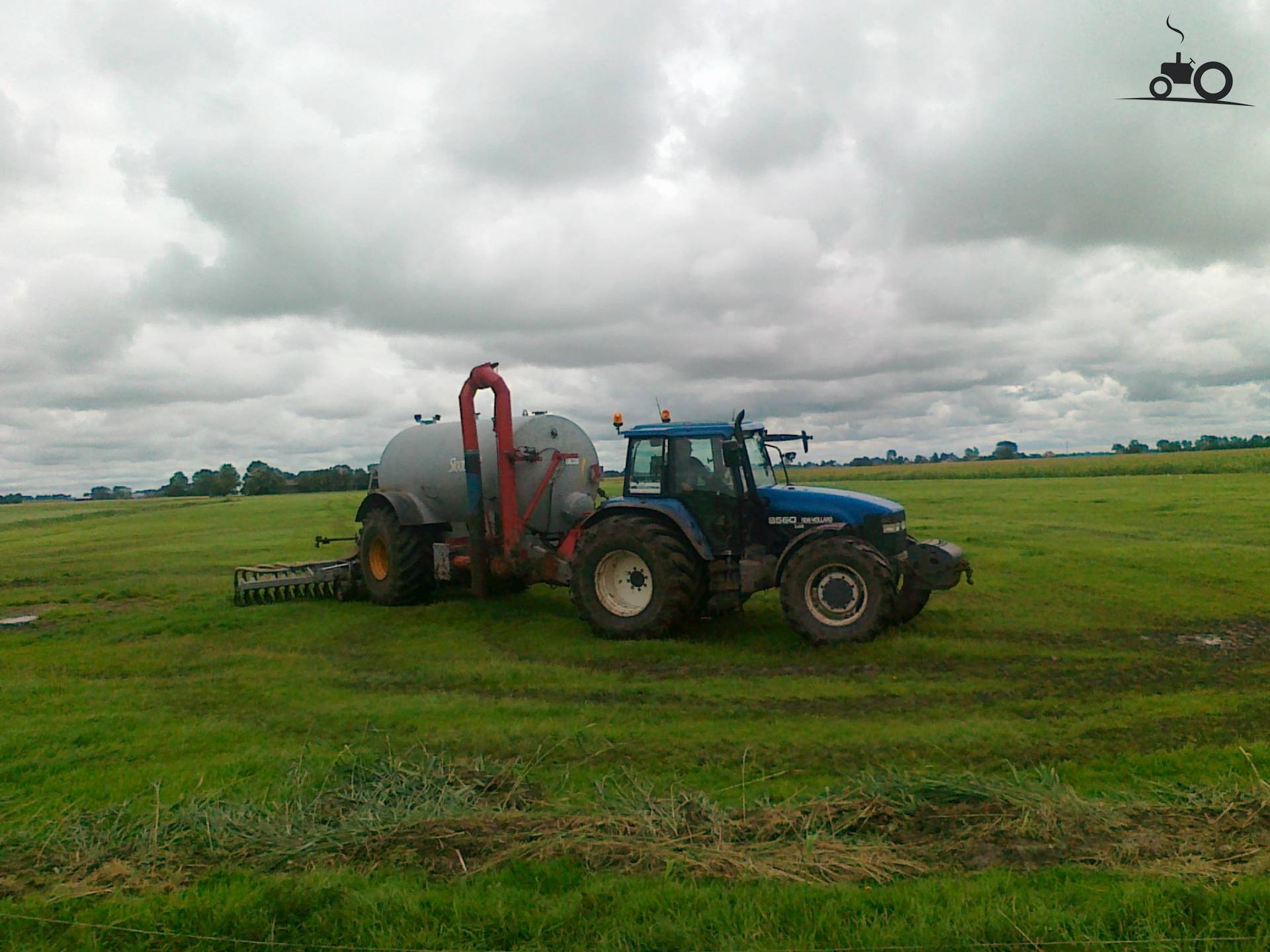 Foto New Holland 8560 van Loonbedrijf D.van Der Beek