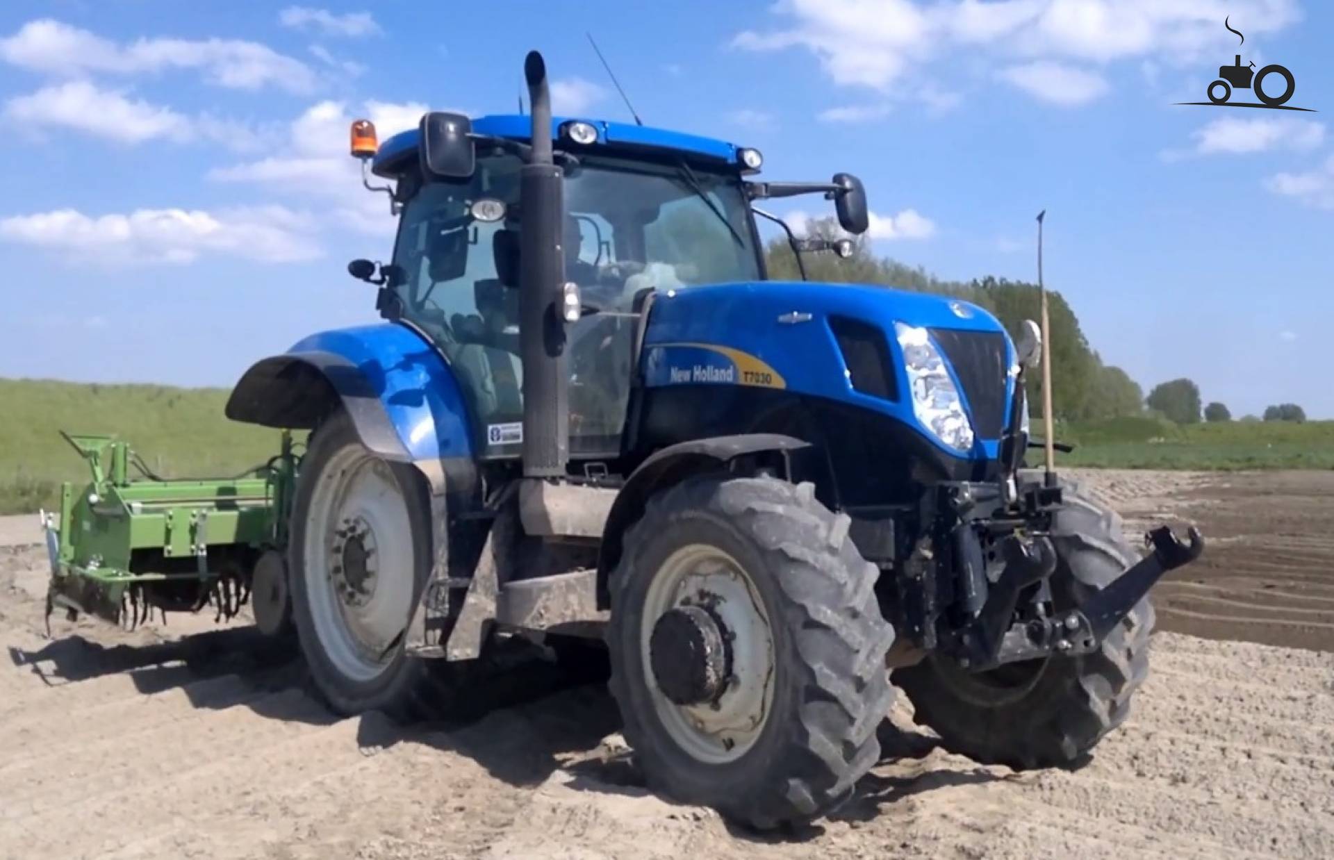 Foto New Holland T 7030 #635959