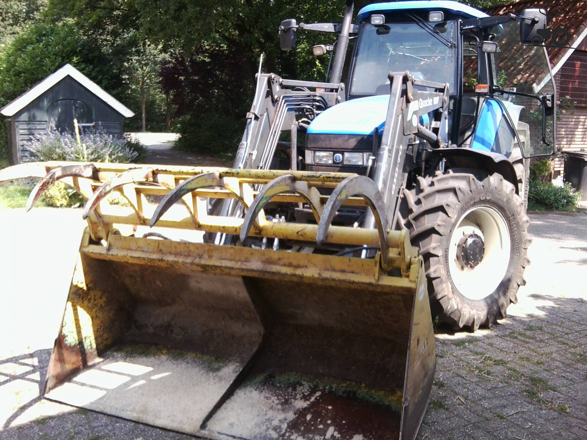 Foto New Holland TM 120 #658996