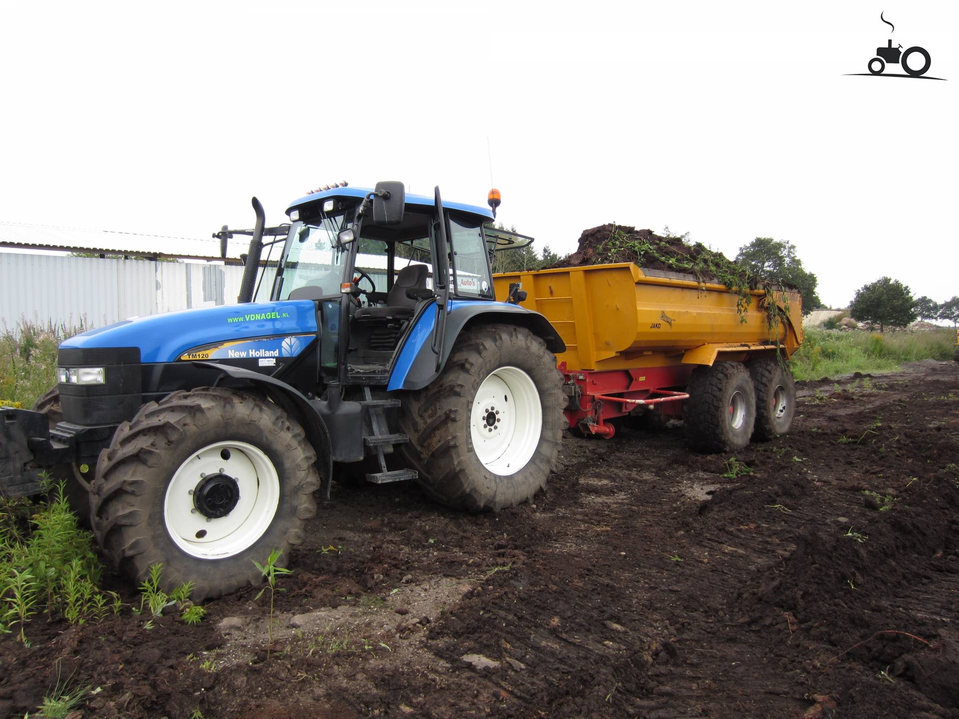 Foto New Holland TM 120 #676900