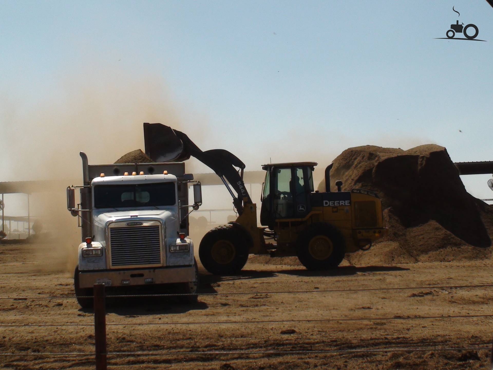 Met enorme shovel vrachtwagen laden
