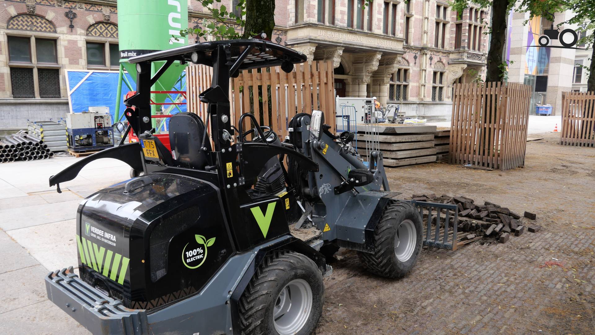 E-Shovel aan het werk op het Binnenhof