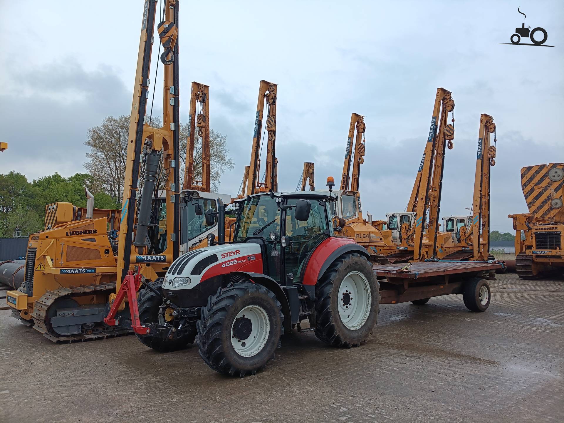 Steyr tussen de Liebherr pijpenleggers