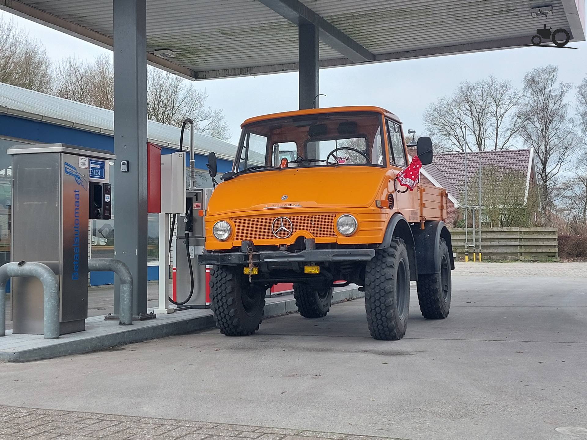 Unimog 421 bij het tankstation
