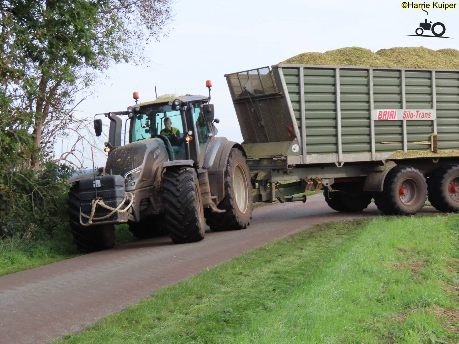 Foto Valtra T234 van Loonbedrijf Hulshof Valthermond