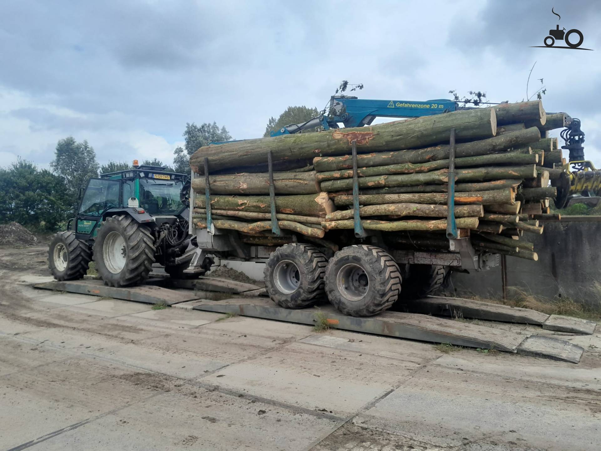 Foto Valtra 8350 #1609472
