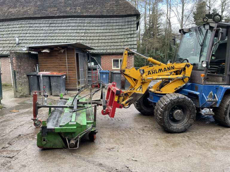 Rolbezem aan shovel gemaakt