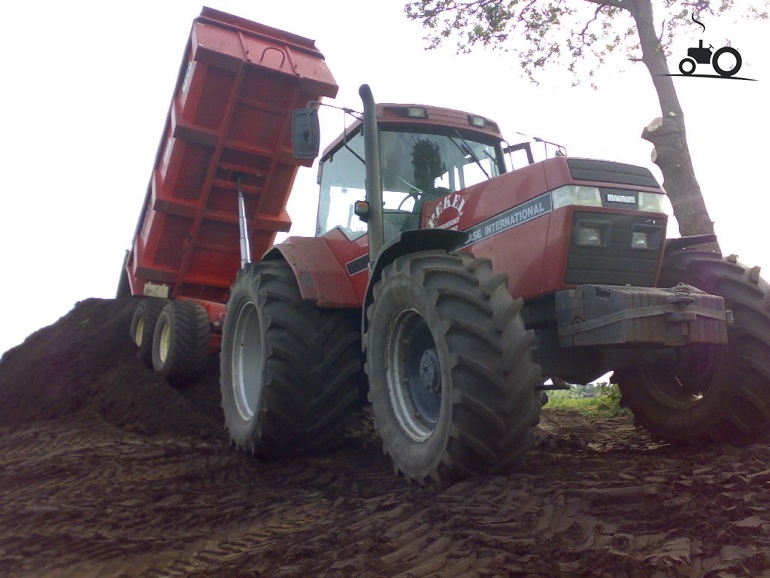 Foto Case International Magnum 7140 van Loonbedrijf Pekel & Zn.