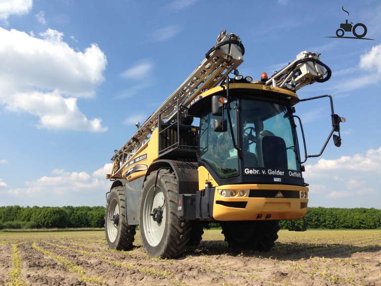 Foto Challenger Rogator RG 645 van Loonbedrijf Gebr. Van Gelder Oeffelt