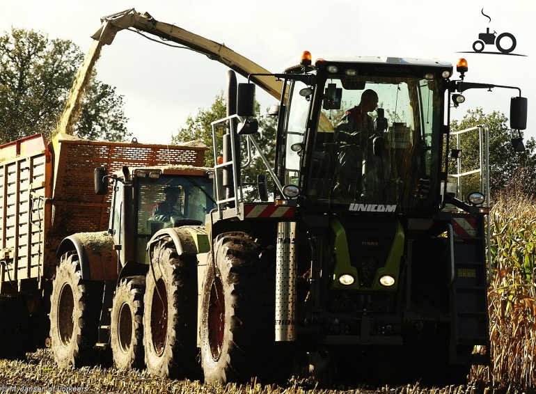 Foto Claas Xerion Saddle Trac van Unicom Oost BV