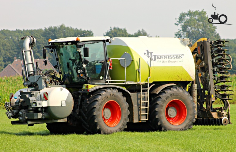Foto Claas Xerion 3800 VC van Jennissen