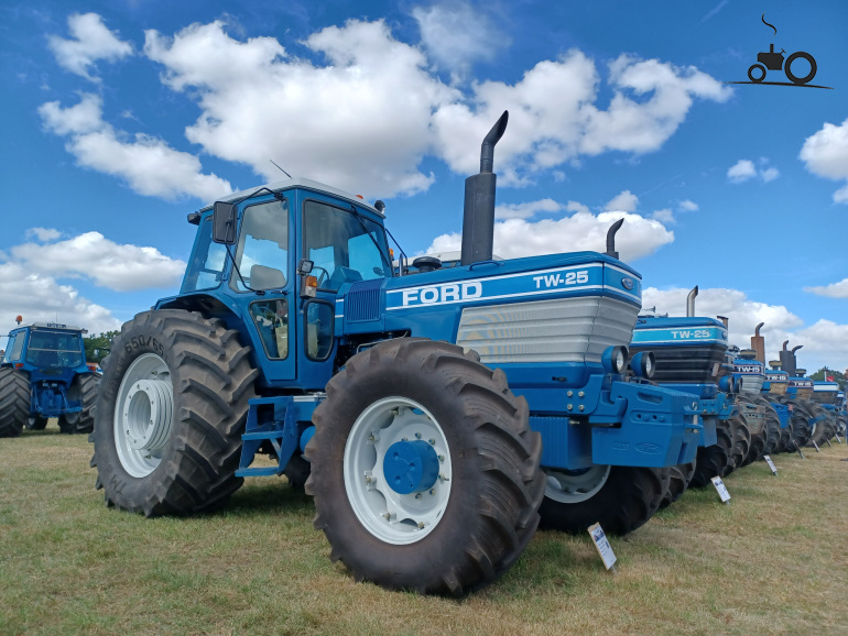 Foto Ford TW 25 #1488003