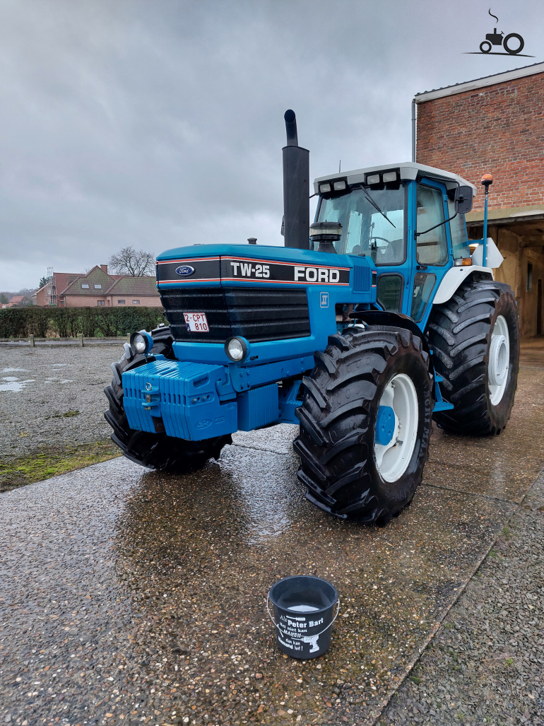 Foto Ford TW 25 #1505385