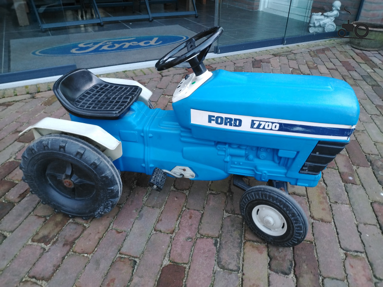 Ford 7700 traptractor