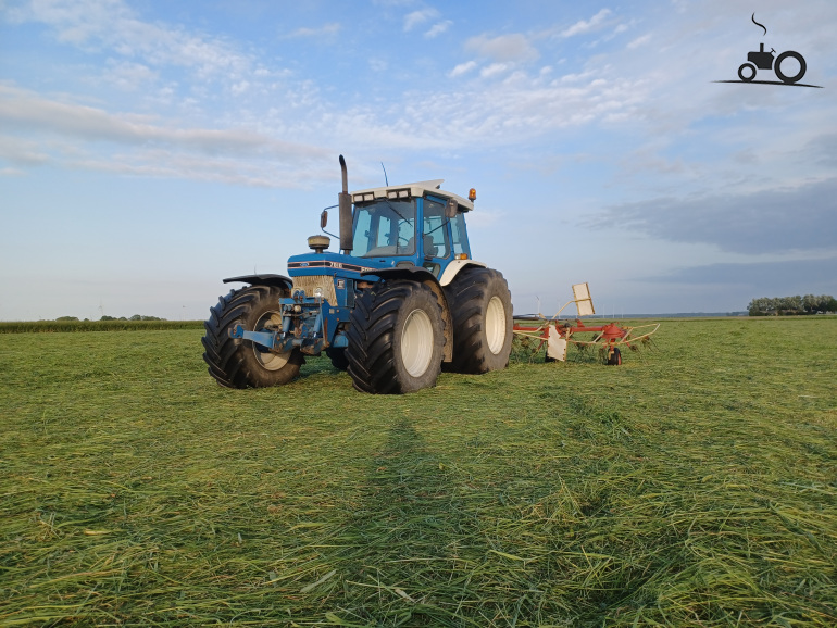Ford 7810 bezig met schudden.