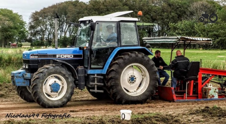 Foto Ford 8240 #946272