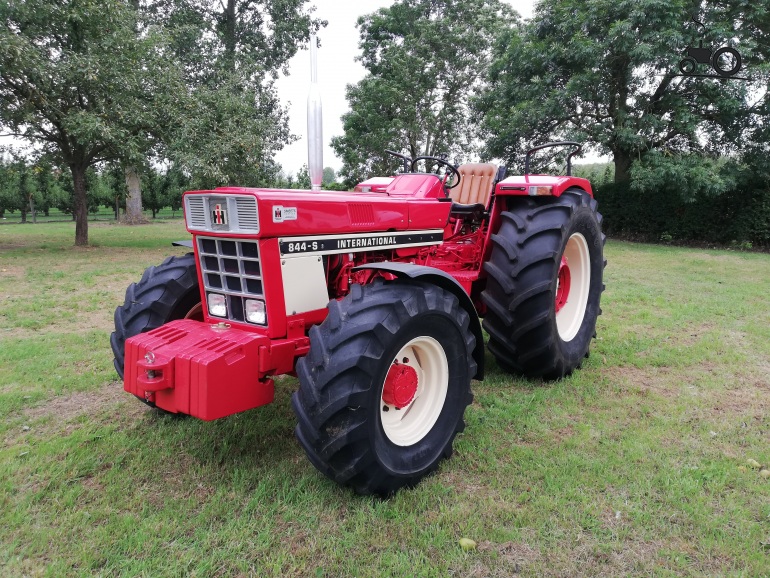 Foto International 844 S #1309107